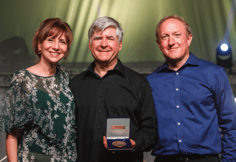 Le Maestro Marc David reçoit la médaille de l’Assemblée nationale