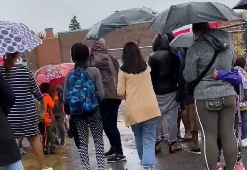 Rassemblement de parents à la sortie des classes - FM 103,3